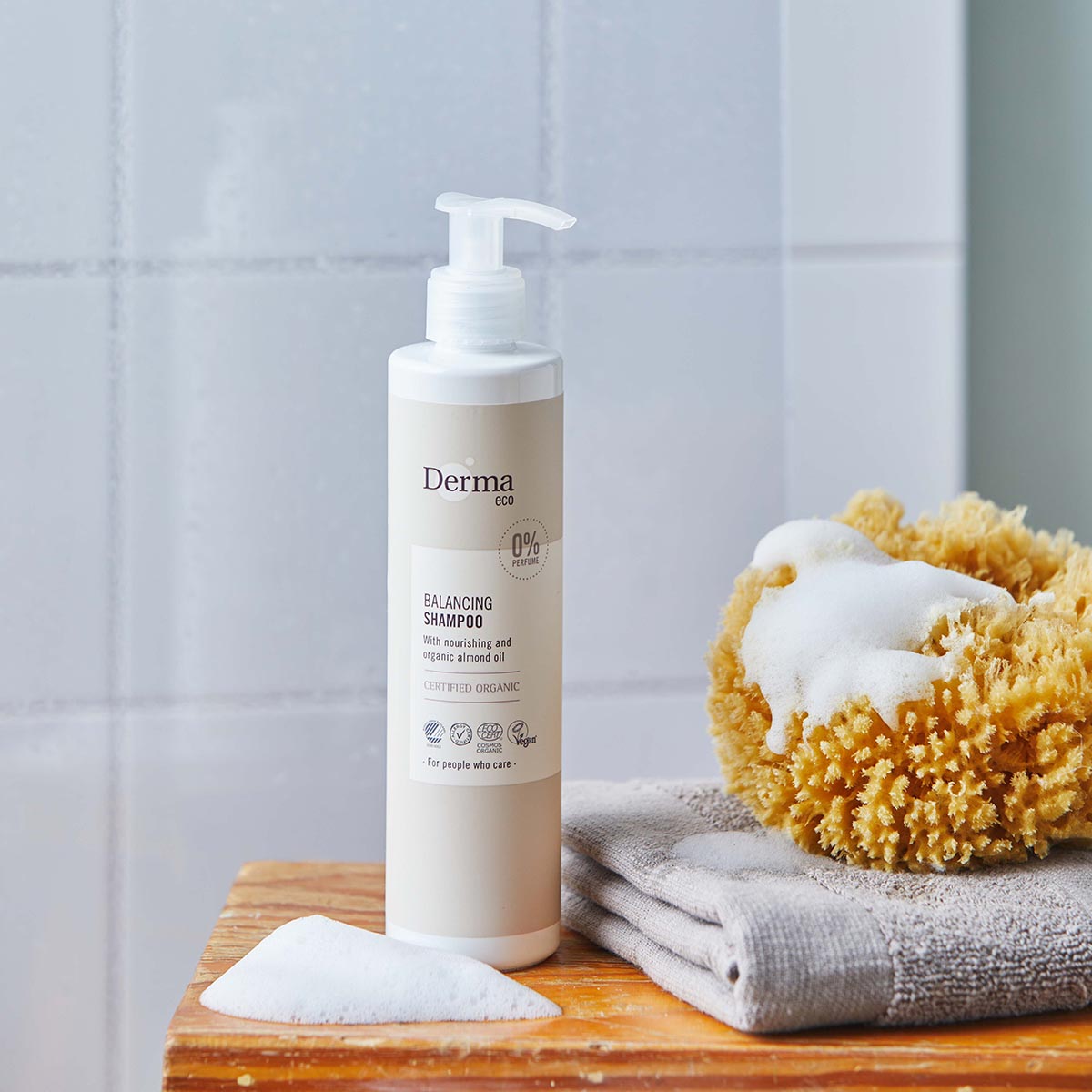 Shampoo fra Derma Eco I Med økologisk mandelolie